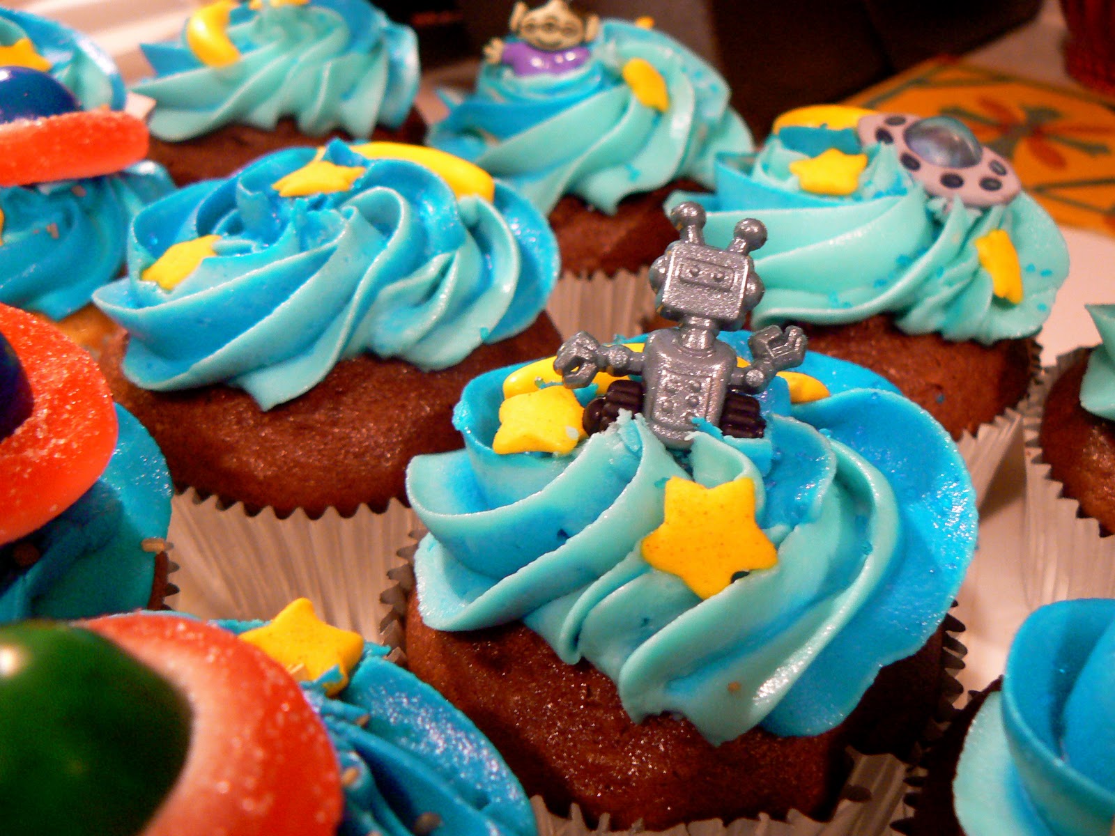 The Fashionable Cupcake: outer space cupcakes