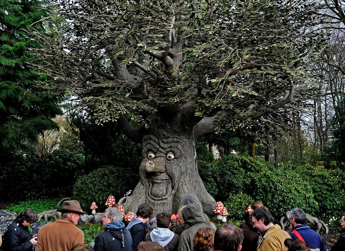 Create your Cosmos: Robotic storytelling tree