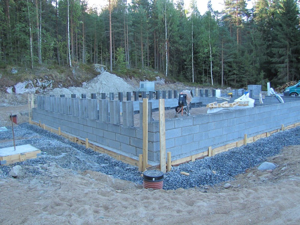 Taloprojekti Saviontie: Sokkelit valmiina ja tasoitettuna