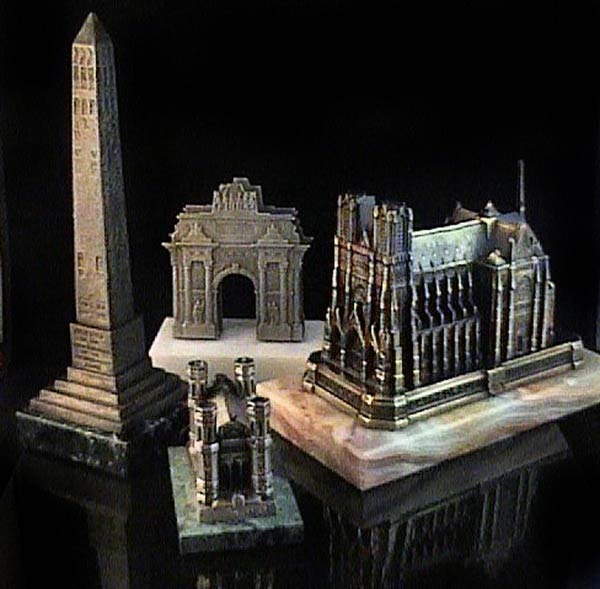 Building Collector: Marble Bases for Souvenir Buildings