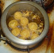 Rutu Hirawa: Batata wada/vada (Simple Recipe Maharashtrian Style)