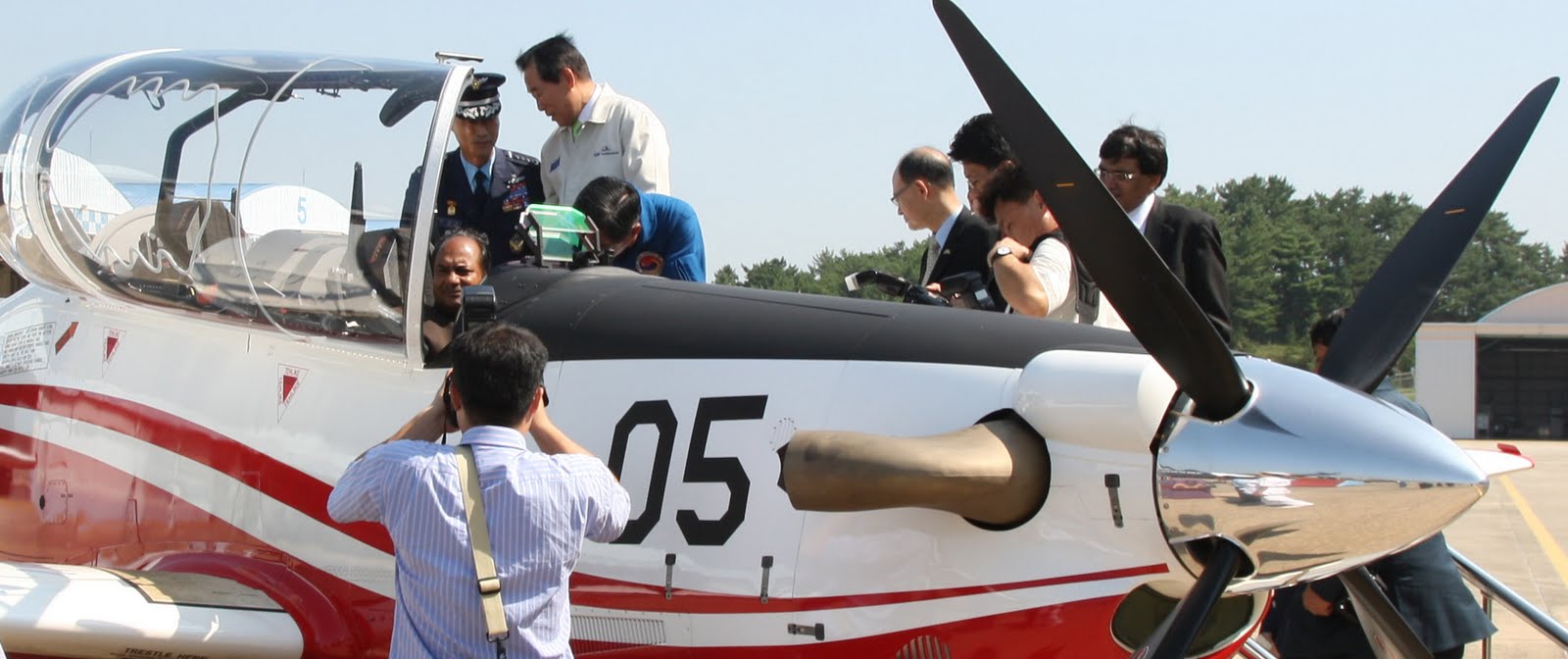 LIVEFIST: PHOTOS: Indian Defence Minister Visits Korean Aerospace, Gets ...