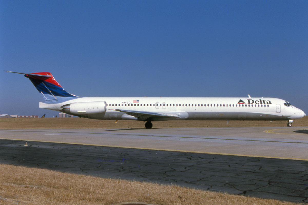 PlaneSpotters Slide-Collections: Delta MD80 N943DL