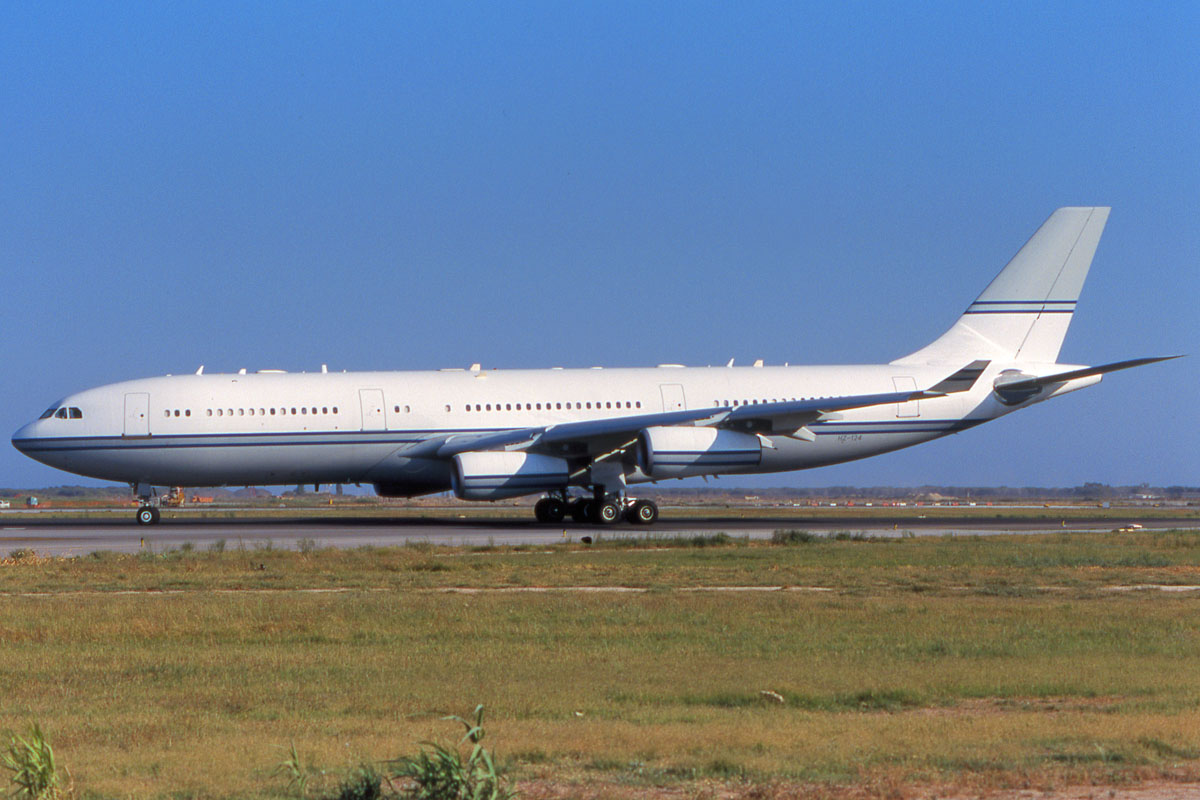PlaneSpotters Slide-Collections: Royal Saudi Air Force A342 HZ-124