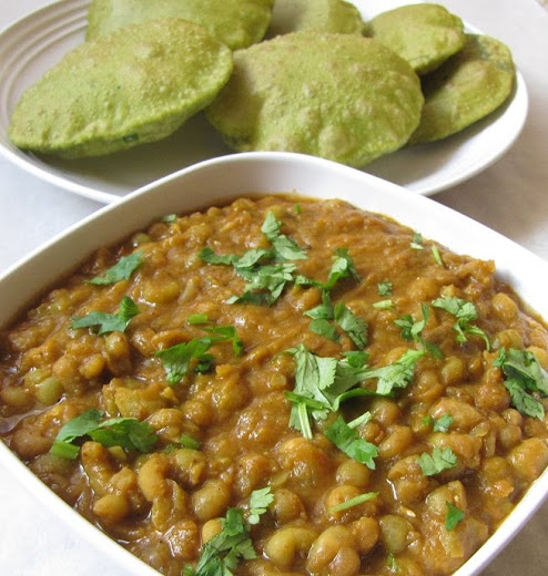 Super Yummy Recipes: Enticing Ghugni with Spinach Puri