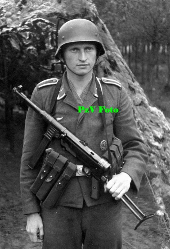 NAZI JERMAN: Album Foto Maschinenpistole (MP) Nazi Jerman