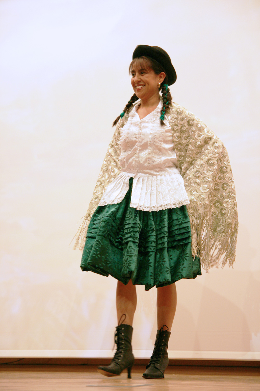 Asociacion La Perla de los Andes: Desfile de traje de Marinera Puneña