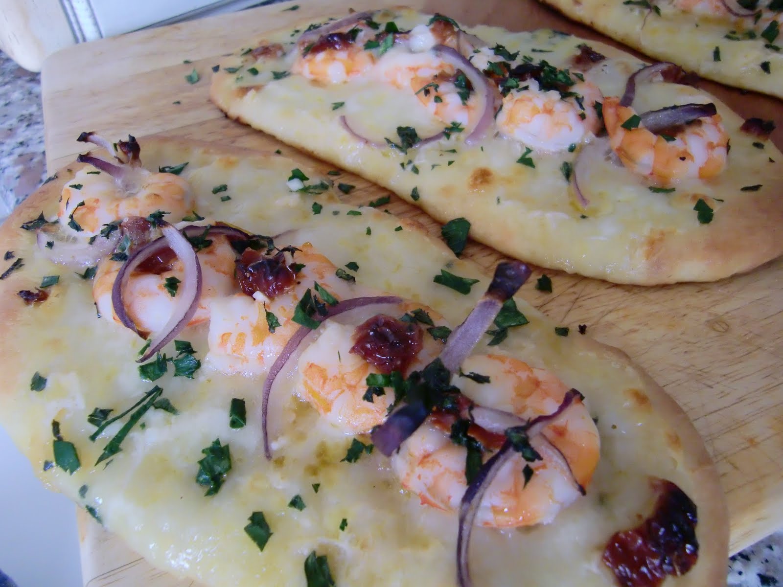Con pan y postre: Pizzitas de gambas, perejil y tomates secos