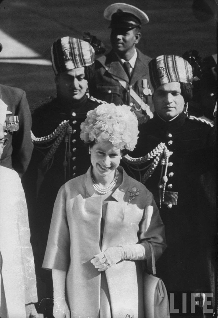 TECHORGANIC: QUEEN ELIZABETH II DURING HER TOUR OF THE INDIAN ...