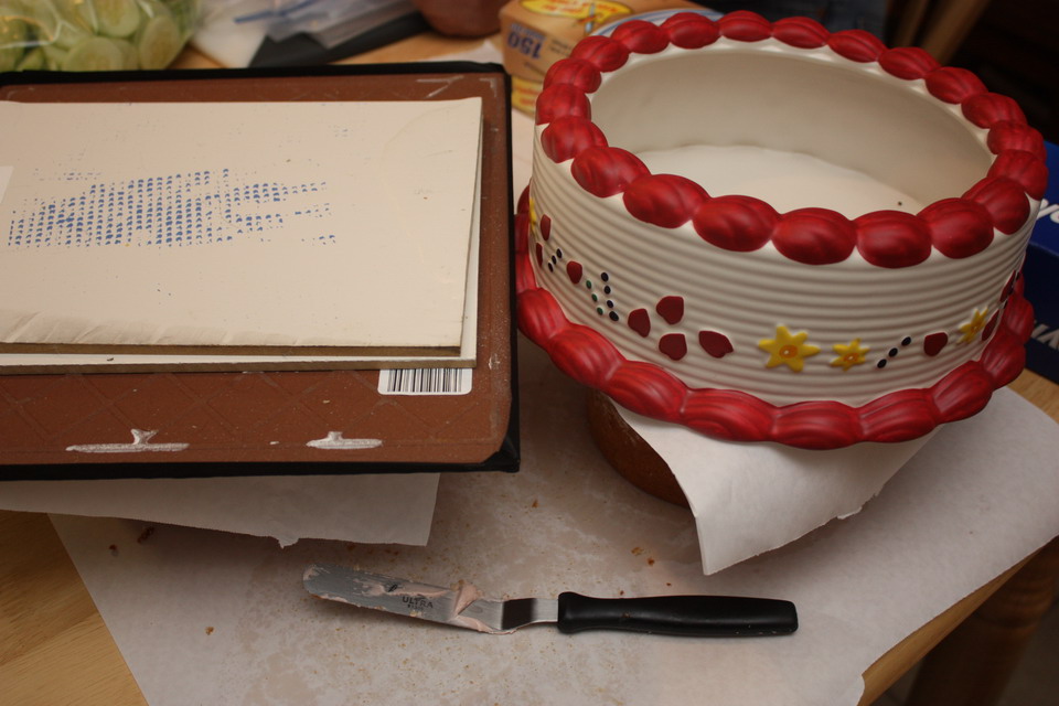 Adventures in Cake Decorating or "Hey, I can do that!"