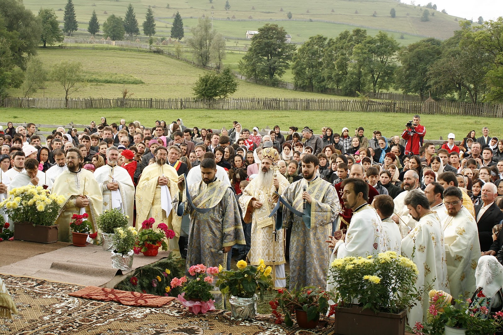 CARP RADU PHOTOGRAPHY: POZE SFINTIREA PAROHIEI BICAZ CHEI II CU HRAMUL ...