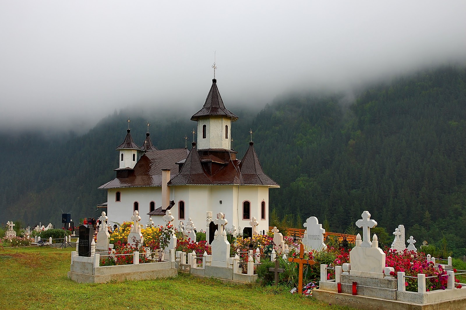CARP RADU PHOTOGRAPHY: POZE SFINTIREA PAROHIEI BICAZ CHEI II CU HRAMUL ...