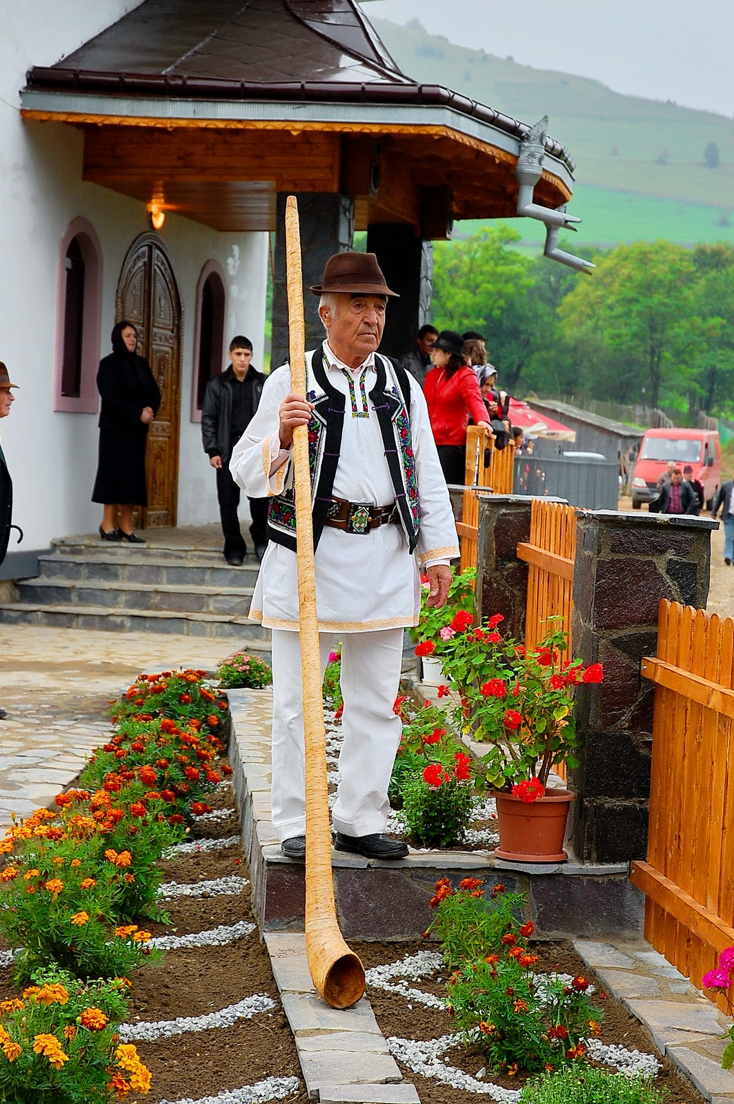 CARP RADU PHOTOGRAPHY: POZE SFINTIREA PAROHIEI BICAZ CHEI II CU HRAMUL ...