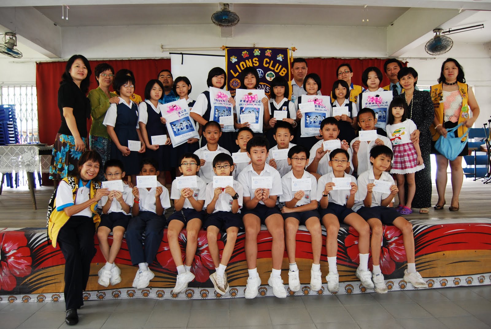 LIONS CLUB OF GEORGE TOWN MUTIARA, PENANG: Presentation of free school ...