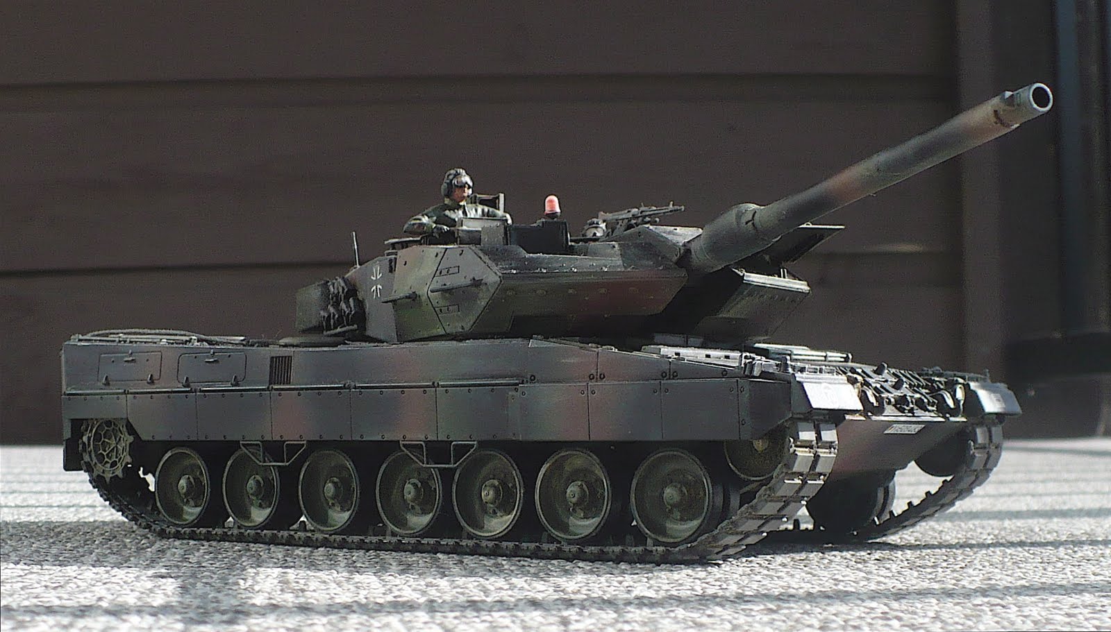 The Great Canadian Model Builders Web Page!: Leopard 2