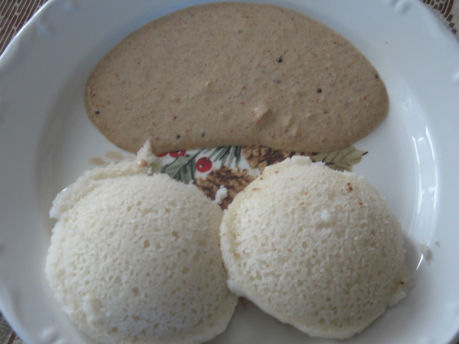 Idli and peanut chutney
