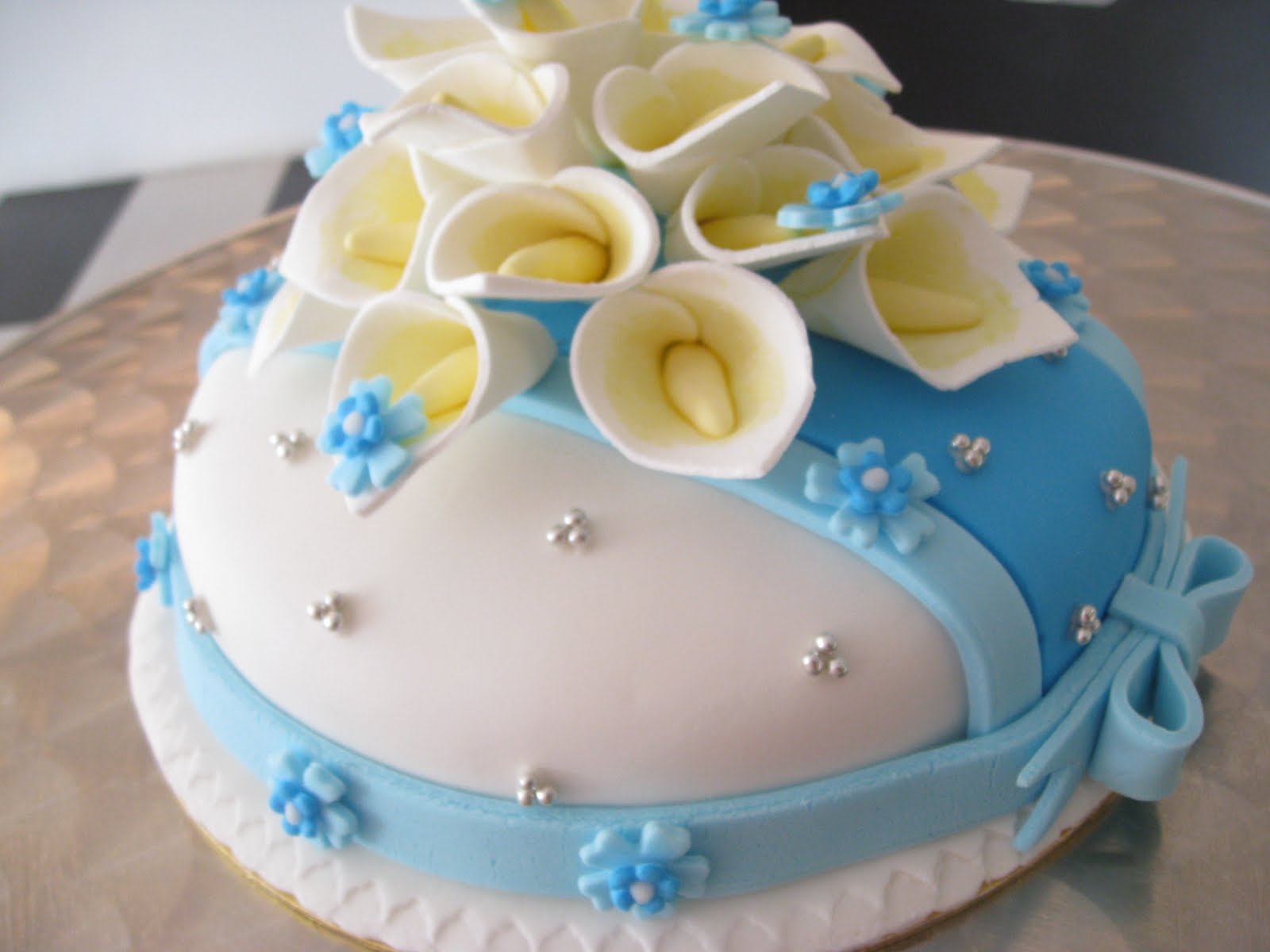 .: Kek Fondant Untuk Hantaran Tema Biru Putih