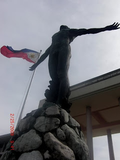 Pinoy-Prism: The U.P. Oblation Statue - Diliman: What's Written