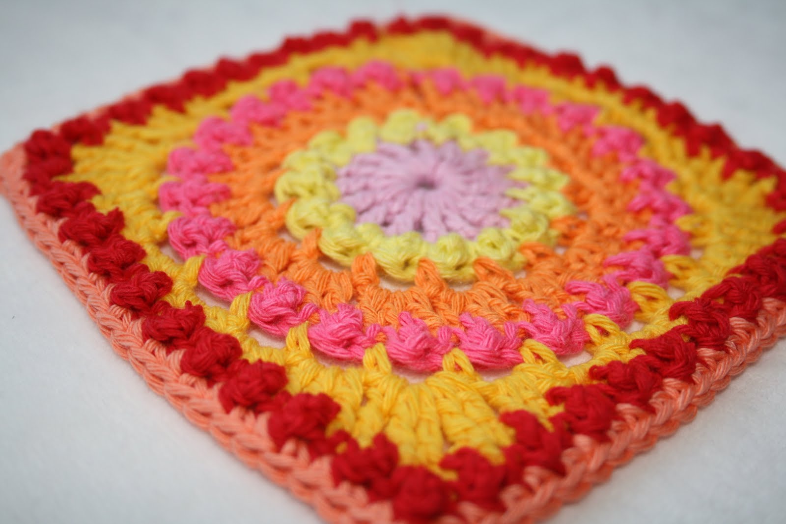 Karin aan de haak: Nederlands patroon "Circle of Friends" vierkant.