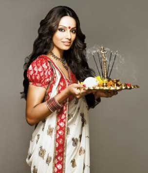 Bipasha Basu launched Mahua Bangla in traditional Bengali attire ...