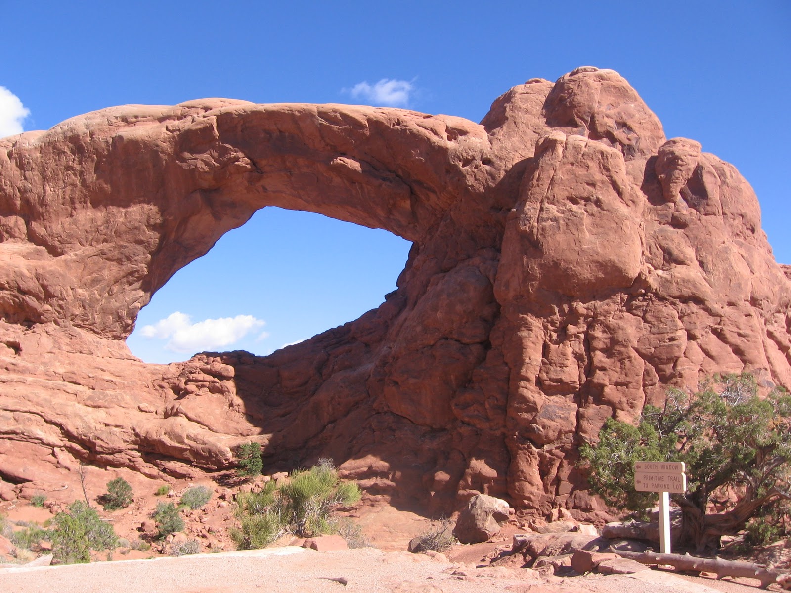 Four Corners Hikes-Arches National Park: Arches Windows Trail