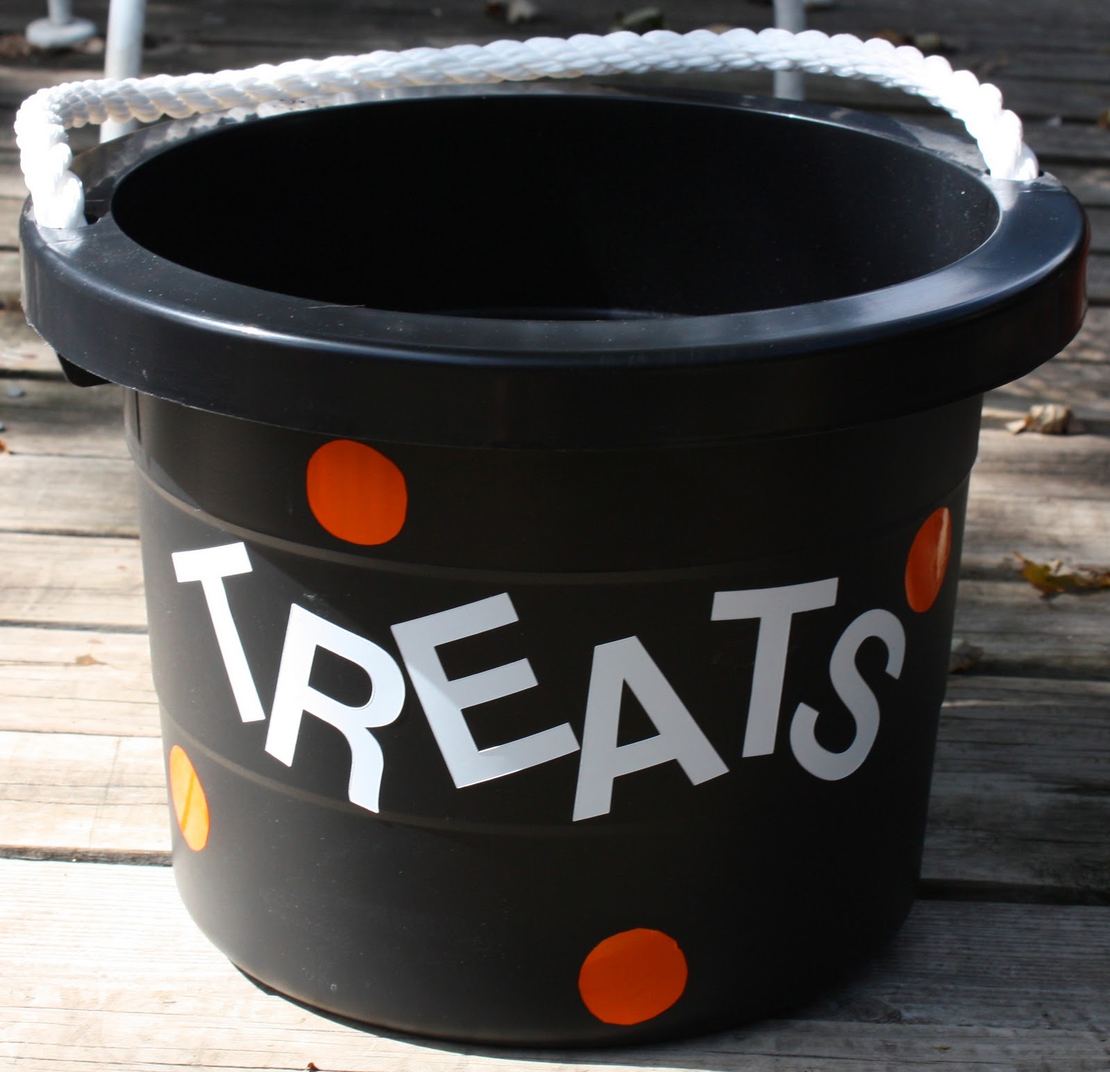Christy Robbins: Dollar Store Treat Bucket