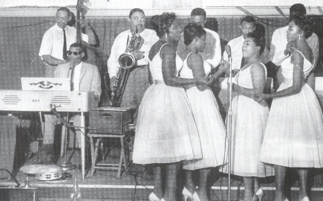 Ray Charles Video Museum: Ray Charles & The Raelettes