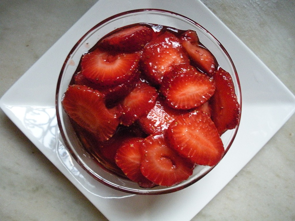 The Art of Uzbek Cuisine: Asallik qulupnay (Strawberry with honey)