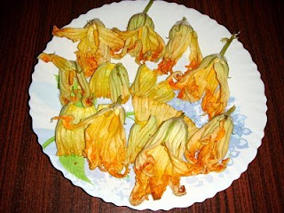 nyadaur: KADDU PHOOL KE PAKODE (PUMPKIN FLOWER PAKODA)