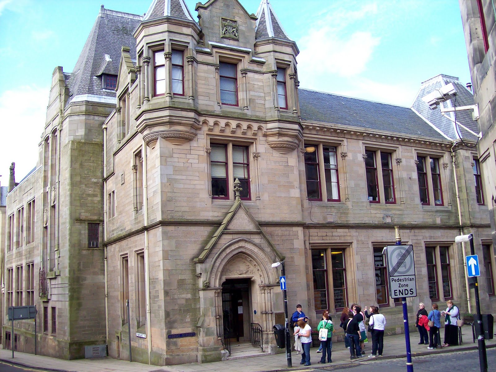 gillianizor: Dunfermline Public Library 20 July 2010
