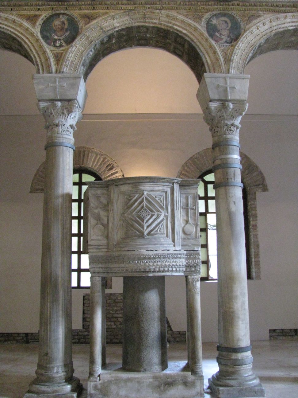 Corazón eucarístico de Jesús. El Sagrario: El ambón (lugares litúrgicos)