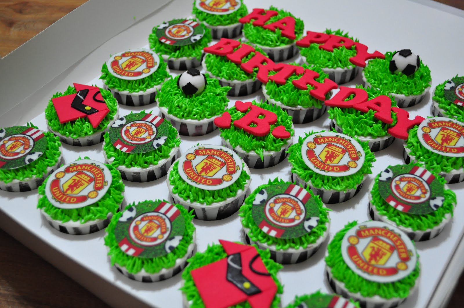 dari oven yang comel: MU Cupcakes