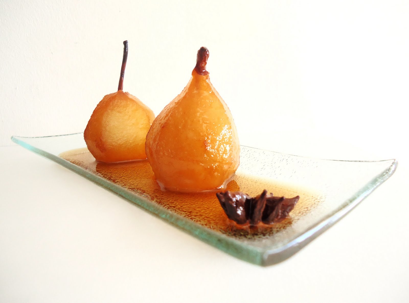 Pêras Cozidas em Vinho Moscatel com Especiarias - Sabores da Alma