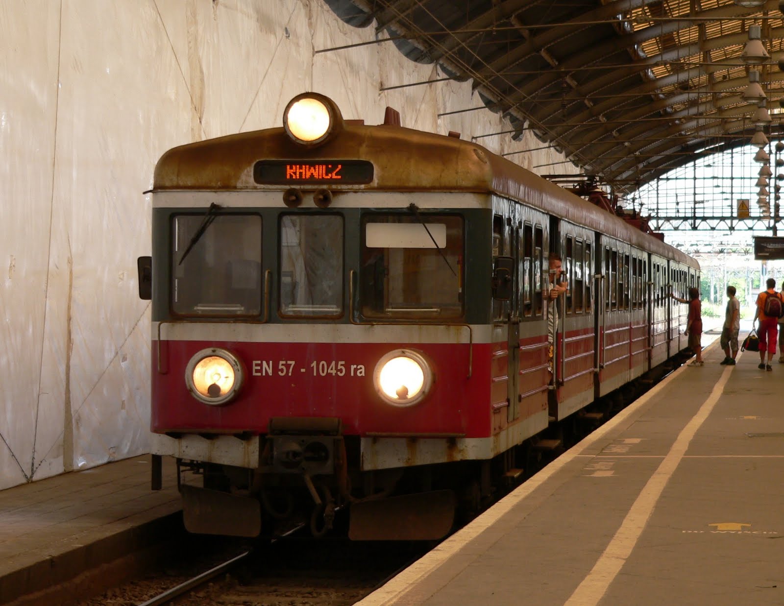 Pociągi pod specjalnym nadzorem: EN 57 (KIBEL)