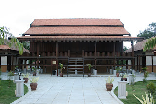 Desa Ukiran Kayu: RUMAH BUJANG BERSERAMBI SELASAR