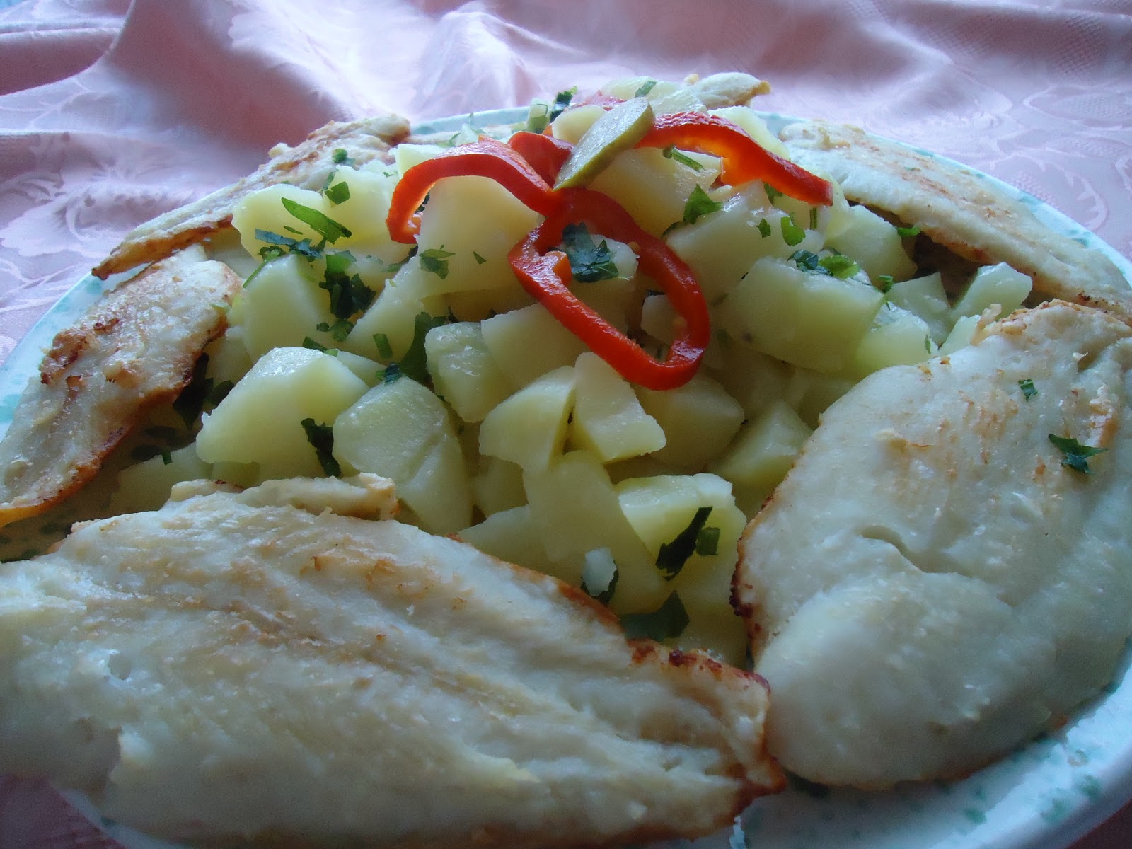 Cartofi natur cu peste file la cuptor