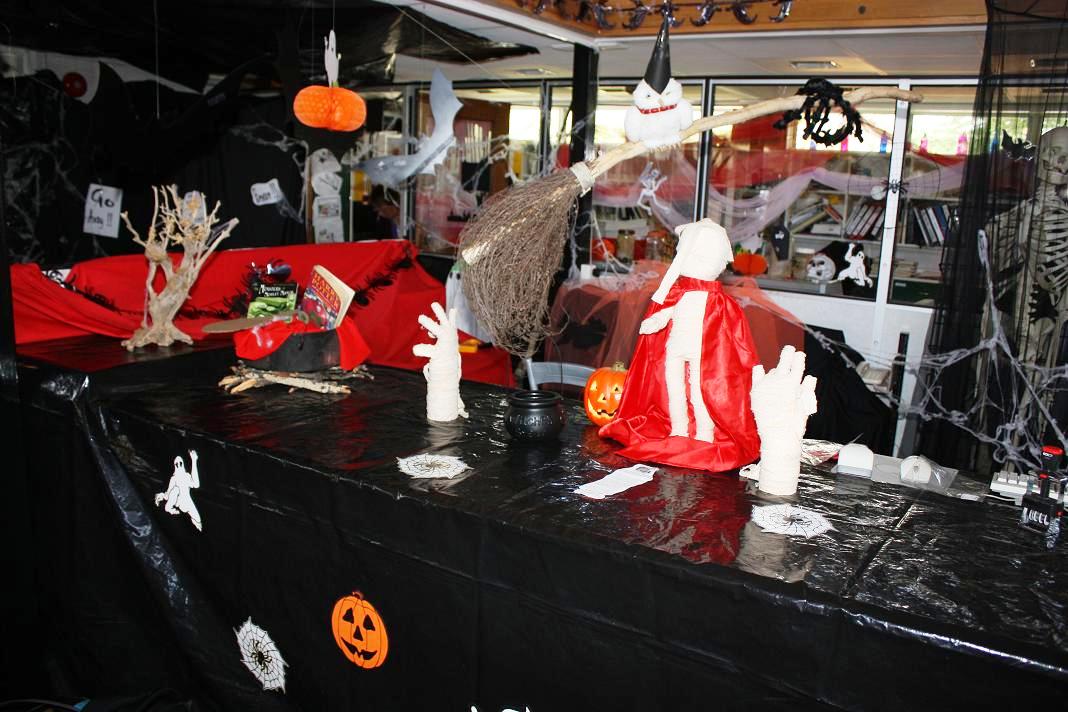 library-displays-halloween