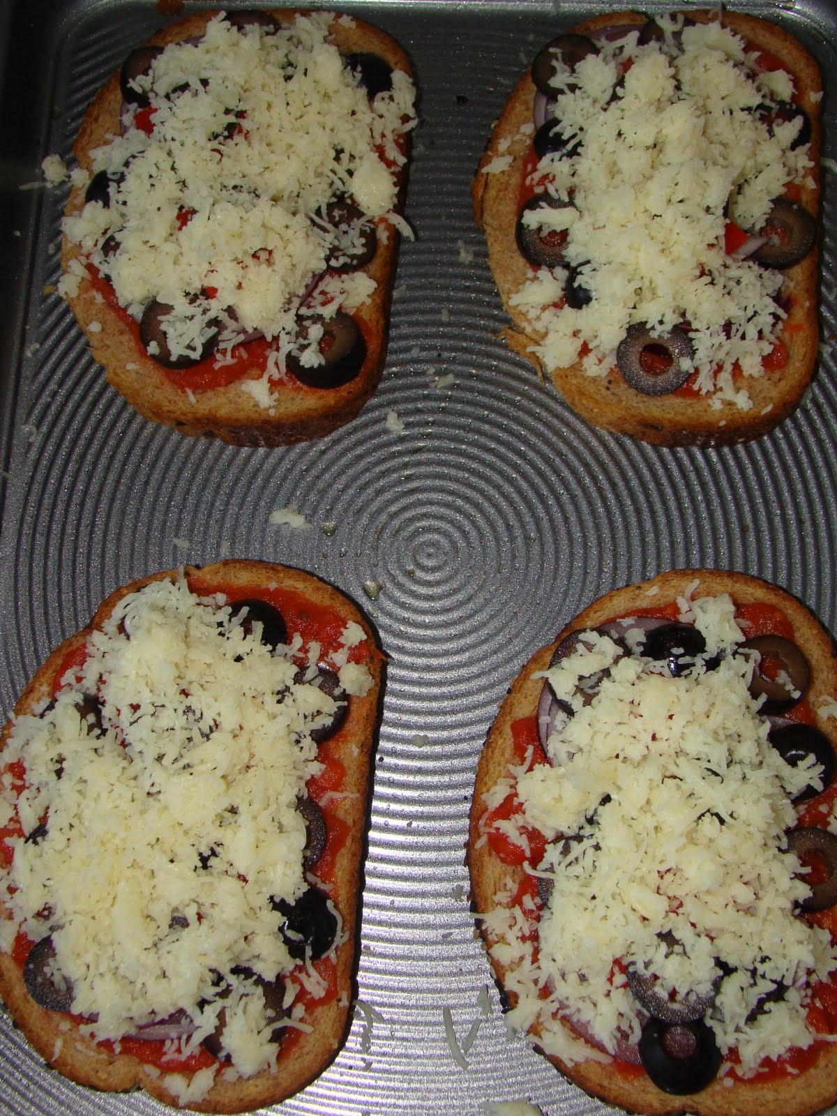 Sweet Karam Kapi :): Bread Pizza - Delight in every bite!