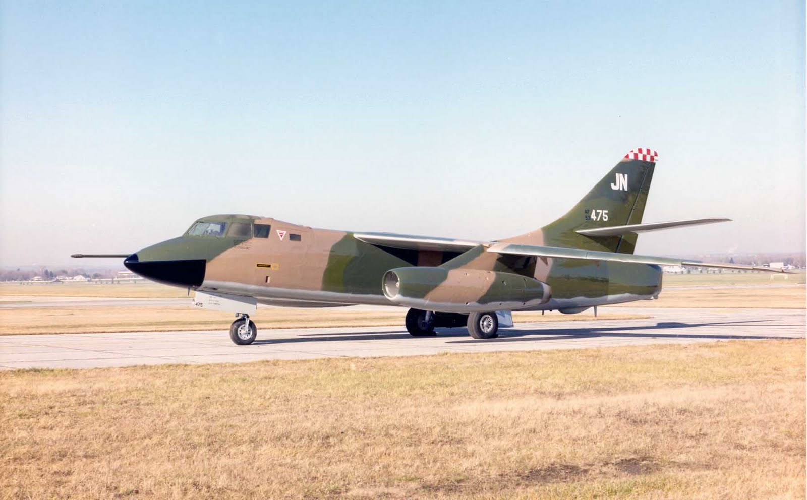 Portada comentada ( Imágenes, Planos y Perfiles) Douglas B-66 ...
