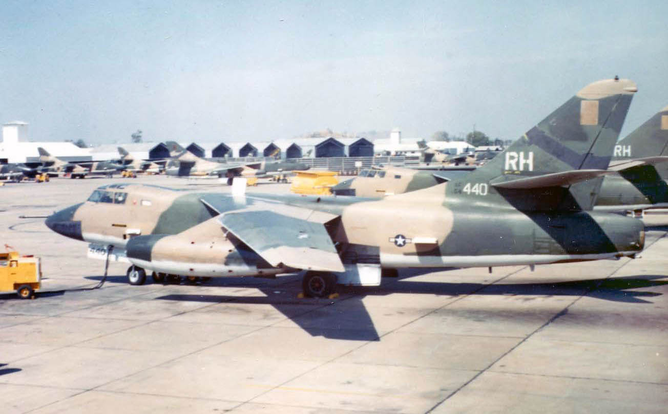 Portada comentada ( Imágenes, Planos y Perfiles) Douglas B-66 ...