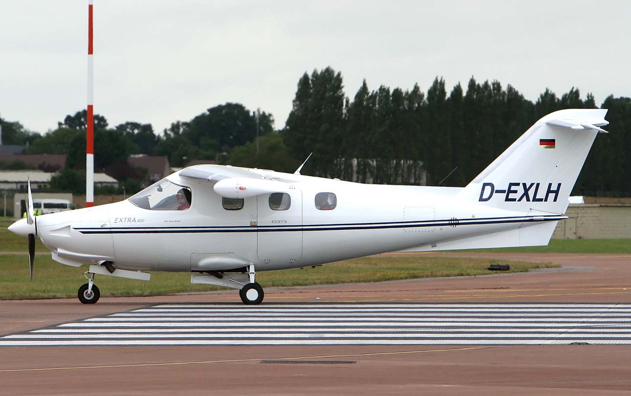 nhungdoicanh: Extra EA-400