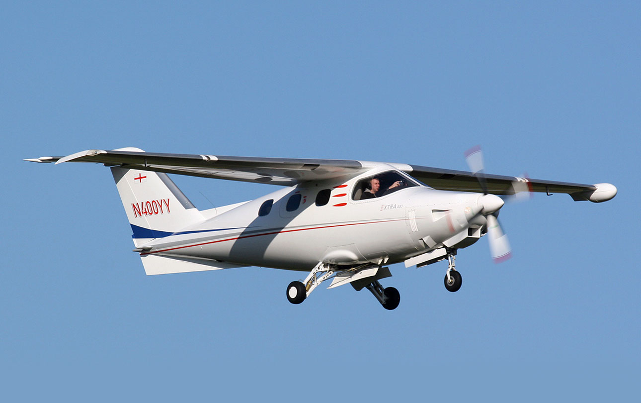 nhungdoicanh: Extra EA-400