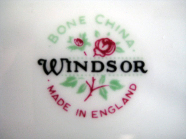 Info Corner: PINGGAN MANGKUK DAN CAWAN DARI TULANG BABI