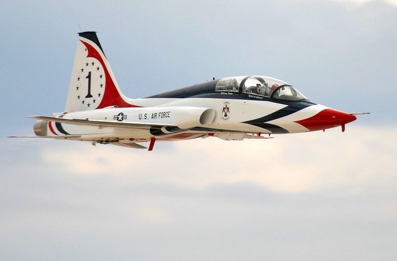 ESTRELLA ROJA: AVIÓN T-38 EN EEUU