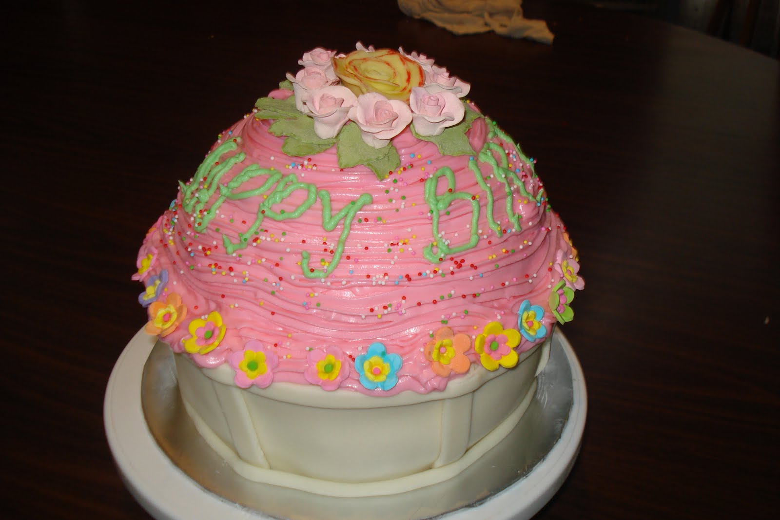 Jasmine's Kitchen Of All Things Nice: Giant Cupcake birthday cake