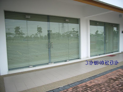 Tempered glass door and frameless fixed panel - Shop front