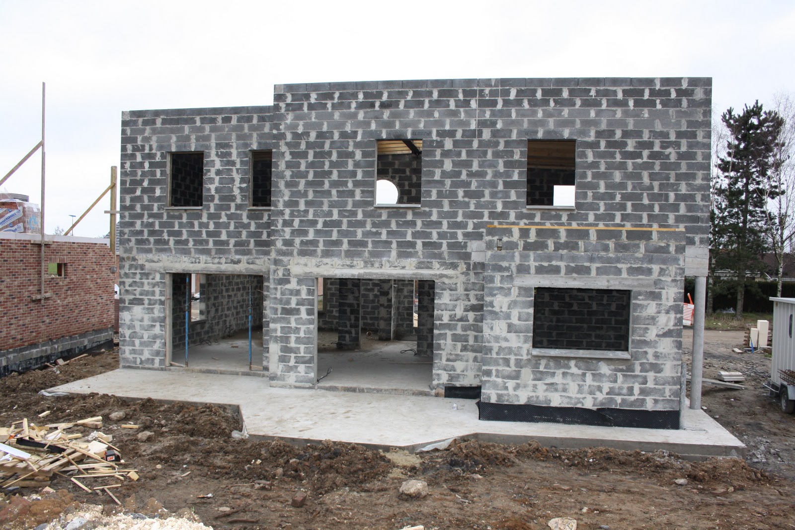 MAISON CUBIQUE: Maçonnerie terminée et charpente