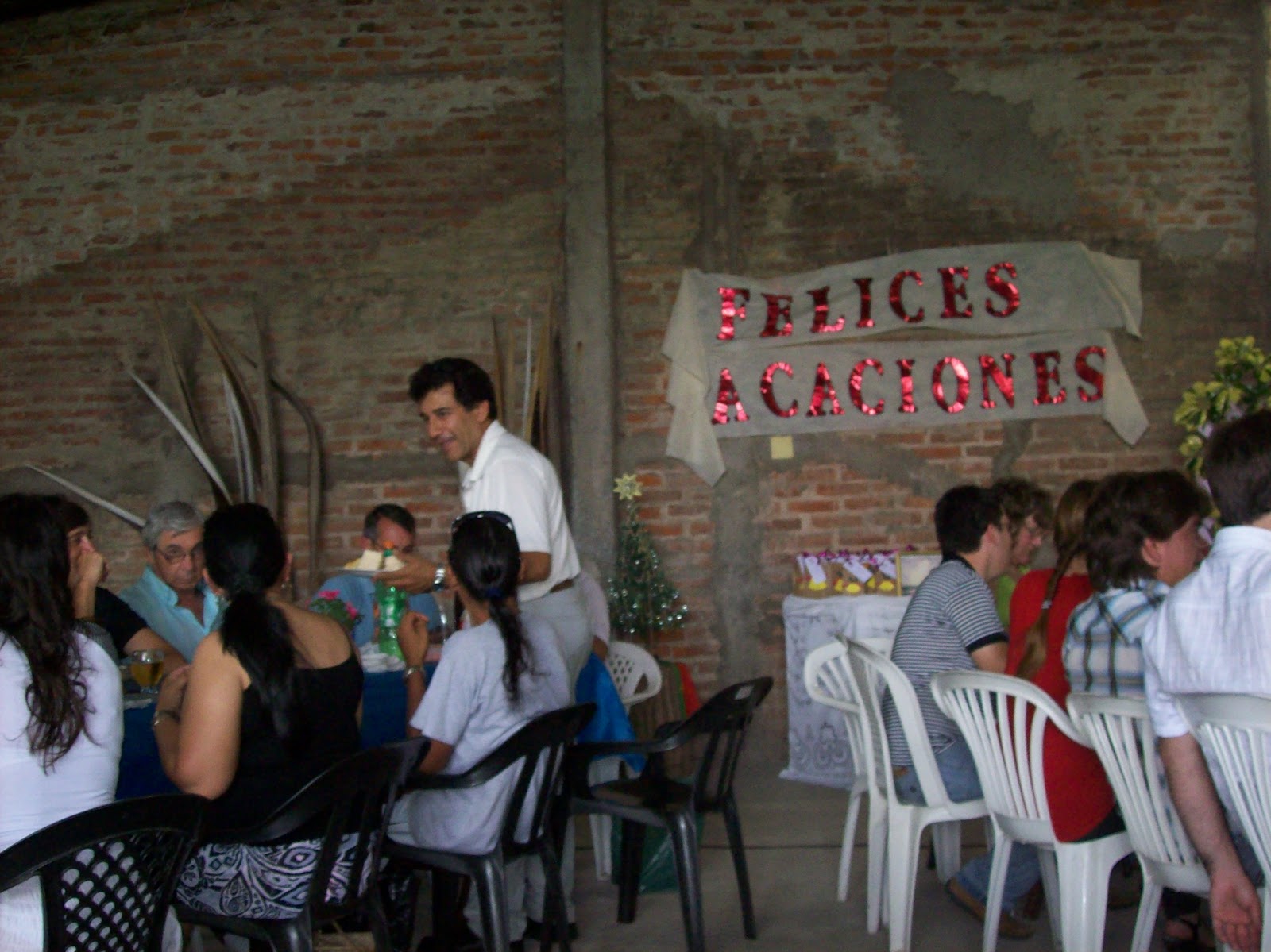 Escuela Media 267 "Tte Daniel Jukic": DOCENTES REUNIDOS