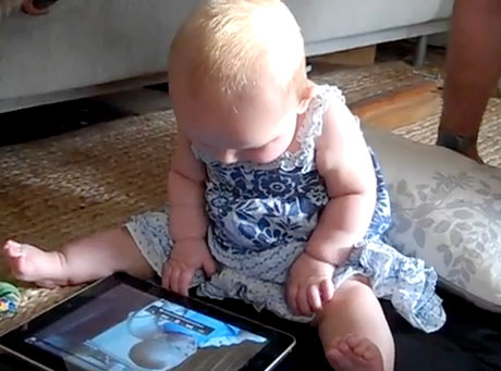 Bebé navegando un iPad ¿Está bien que nuestros niños jueguen con iPads ...