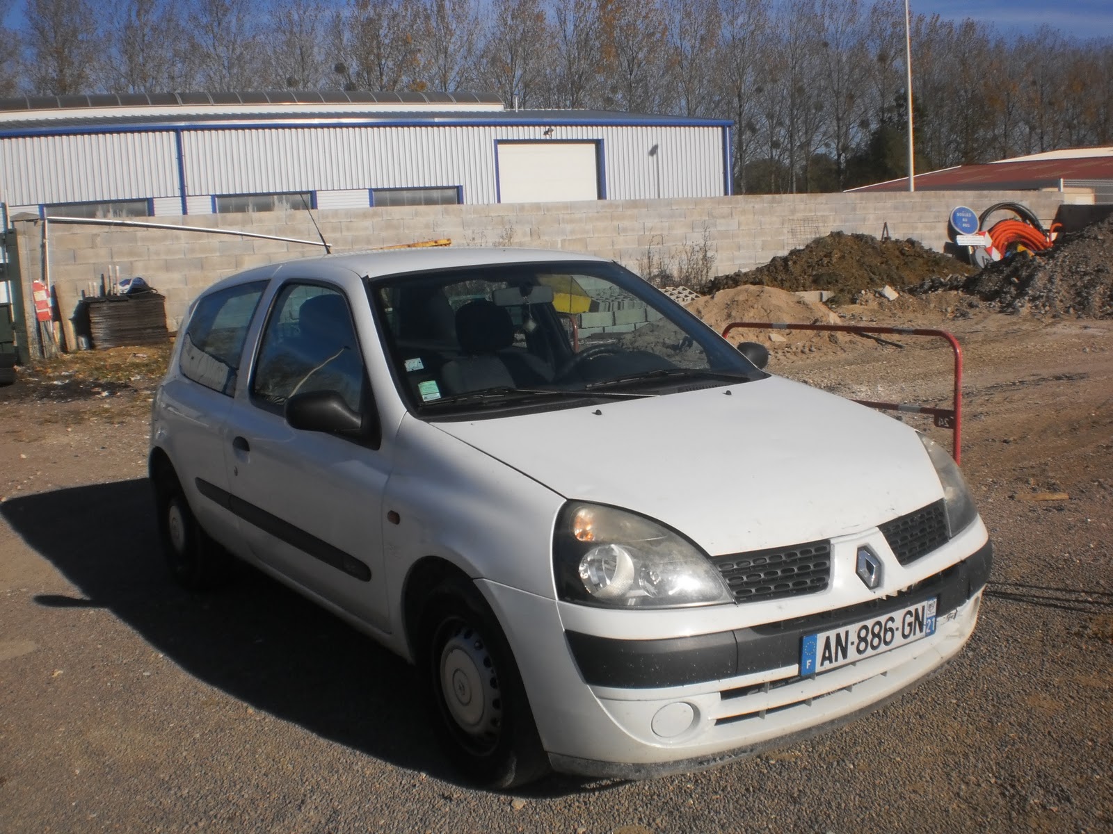 CAR EXPORT BADER - DIJON: Renault Clio2 Blanche